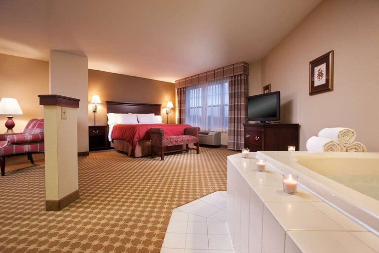 THE BEST Iowa Hotels with Jacuzzi in Room (2026 Edition)