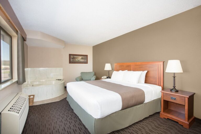 THE BEST Iowa Hotels with Jacuzzi in Room (2026 Edition)