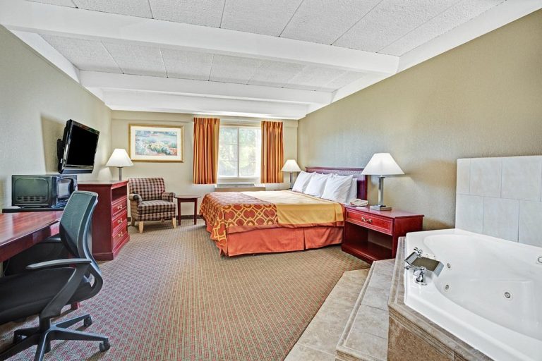 THE BEST Iowa Hotels with Jacuzzi in Room (2026 Edition)