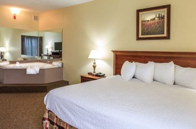 Top Romantic Hotels with Jacuzzi in Room in Branson, MO ️