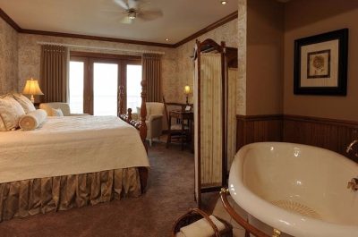 16 Romantic Hotels in Lake Geneva with Jacuzzi in Room ️